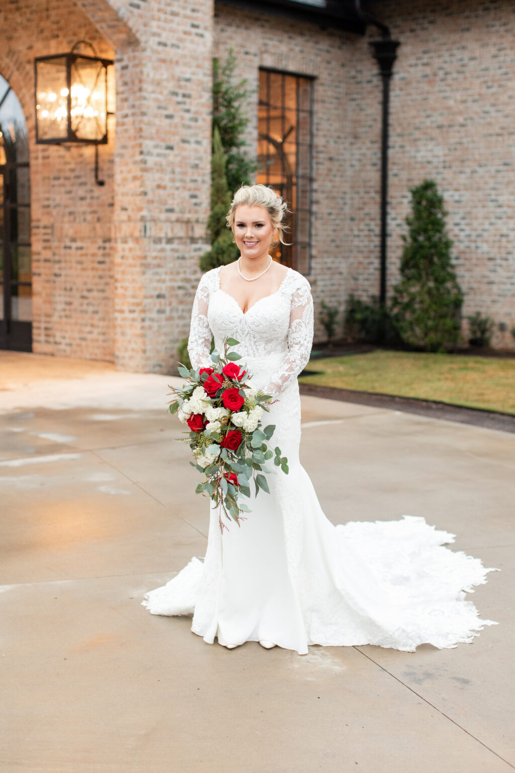 Create a beautiful Christmas wedding with traditional holiday decor - I ...
